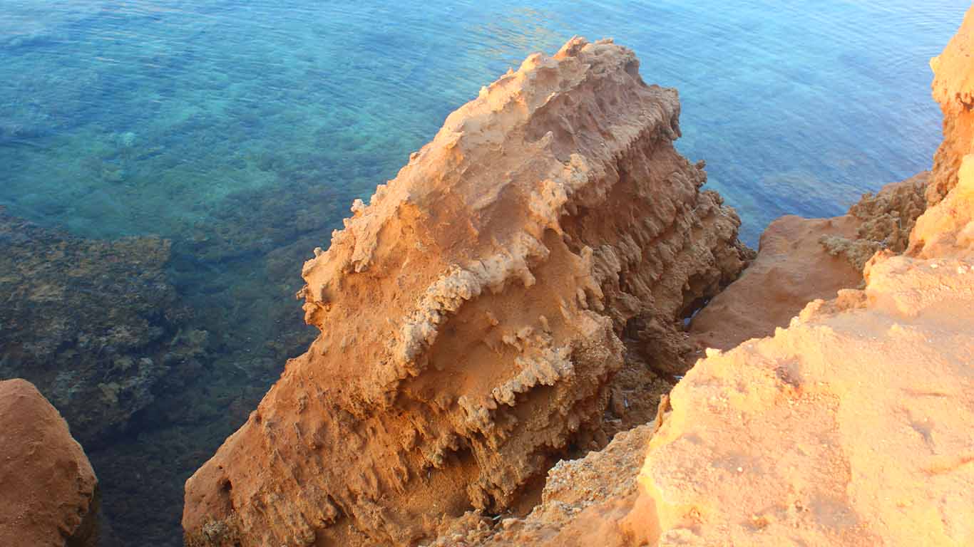 Red Rocks, get to know one of the most beautiful beaches of Vir