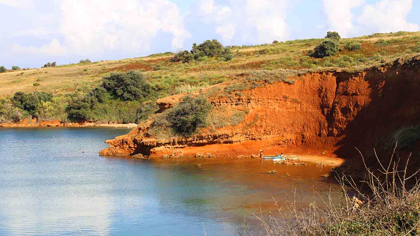 Red Rocks, get to know one of the most beautiful beaches of Vir